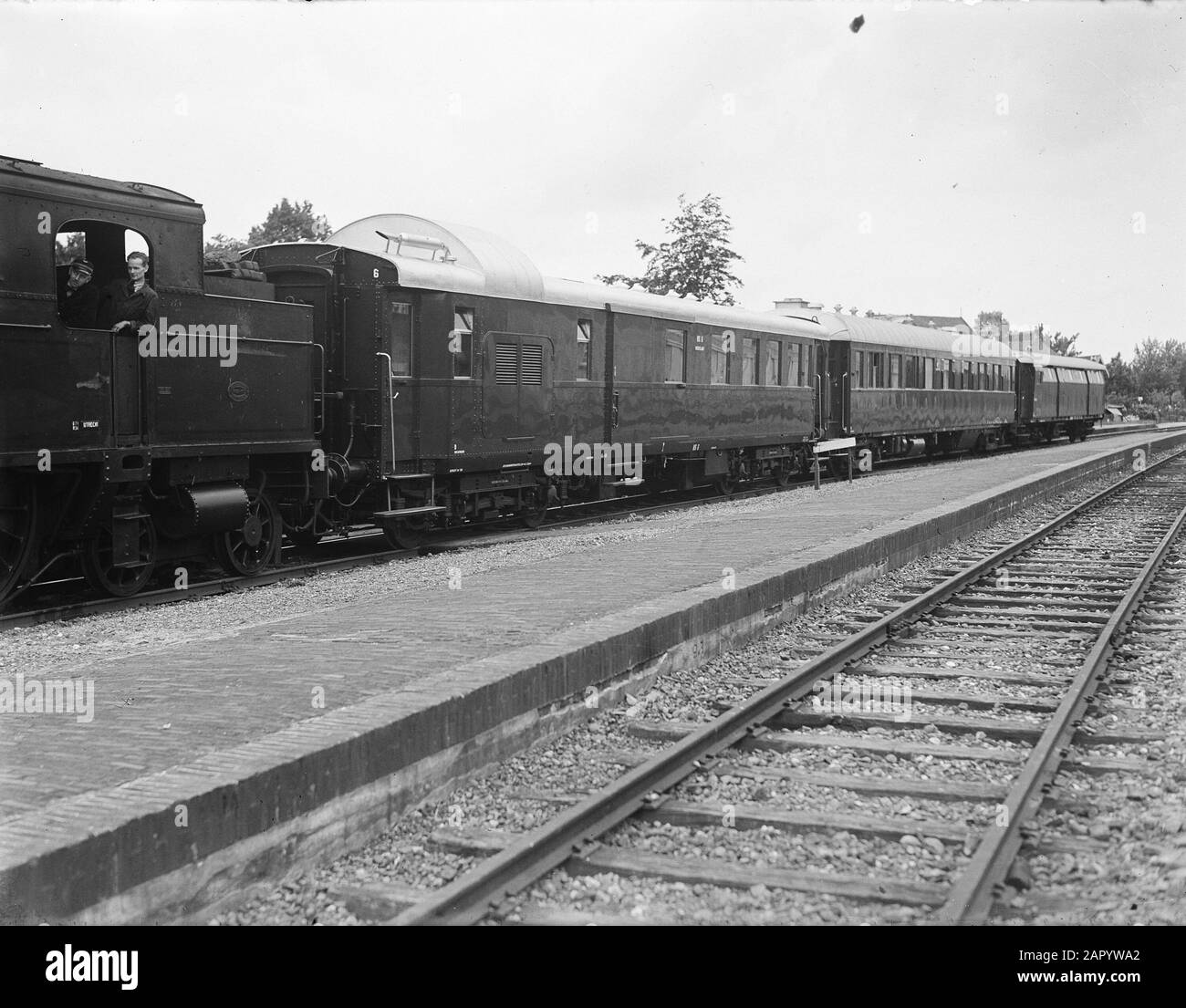 Queen Wilhelmina in Tiel. The royal train Date: 7 June 1948 Location ...