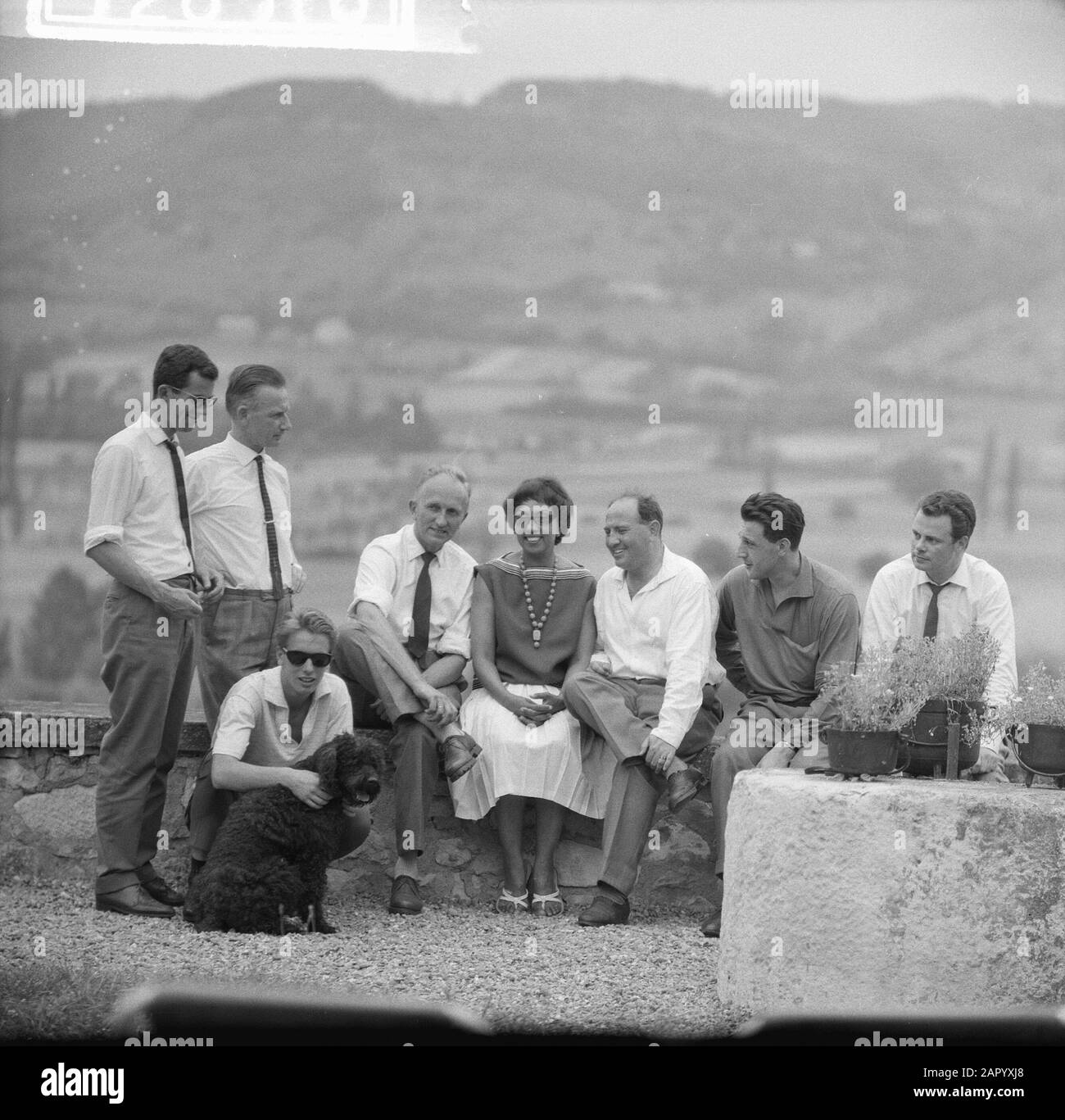 Josephine Baker in Castle Les Milandes Group skiek in garden Date: June ...