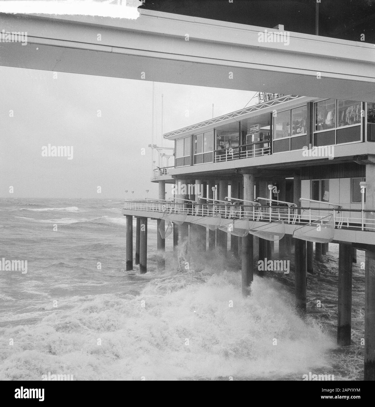 Storm test scheveningen pier hi-res stock photography and images - Alamy