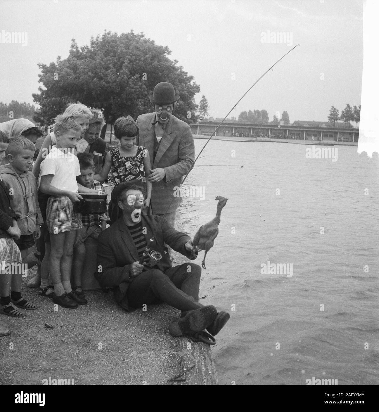 Holiday parties in the Amsterdamse Bos. Pipo de Clown captures chicken ...