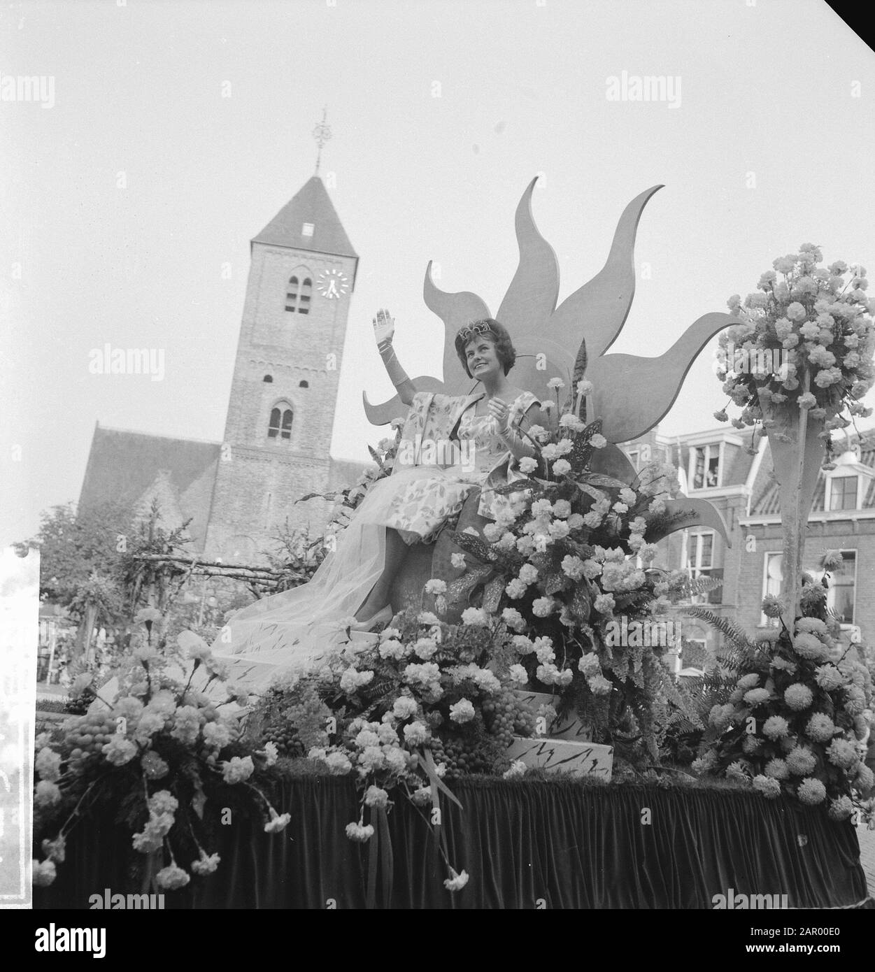 Entry grape princess in Naaldwijk. Princess Edith on float Date: 9 ...