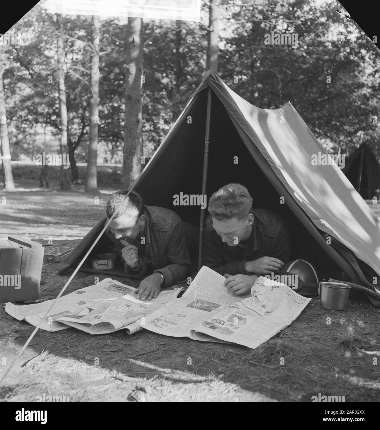 Army exercise in Germany. Assignment Rotterdammer: soldiers in tent ...