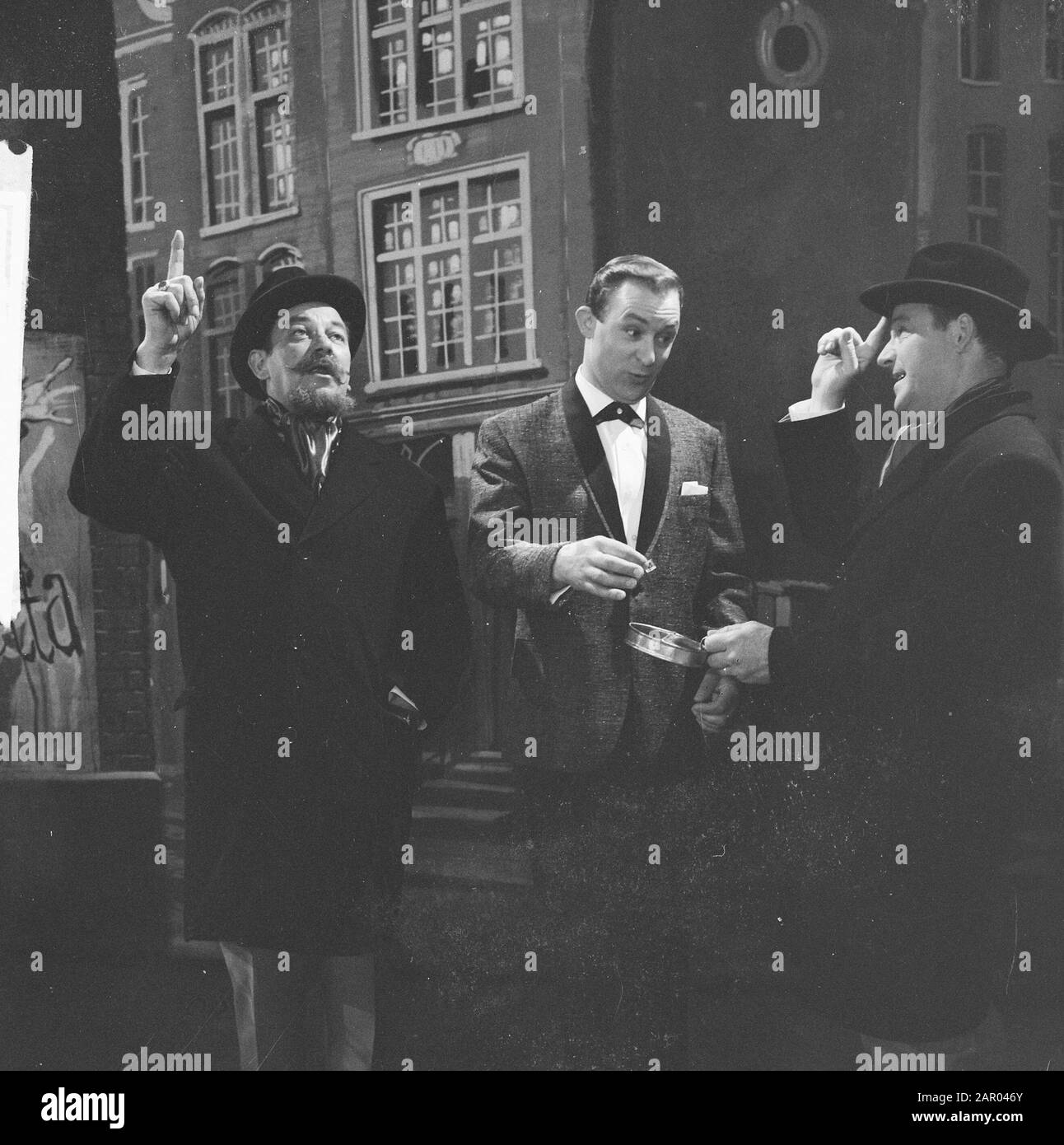 TV Wama show kneeling in front of the spotlights, the Wamas and René ...