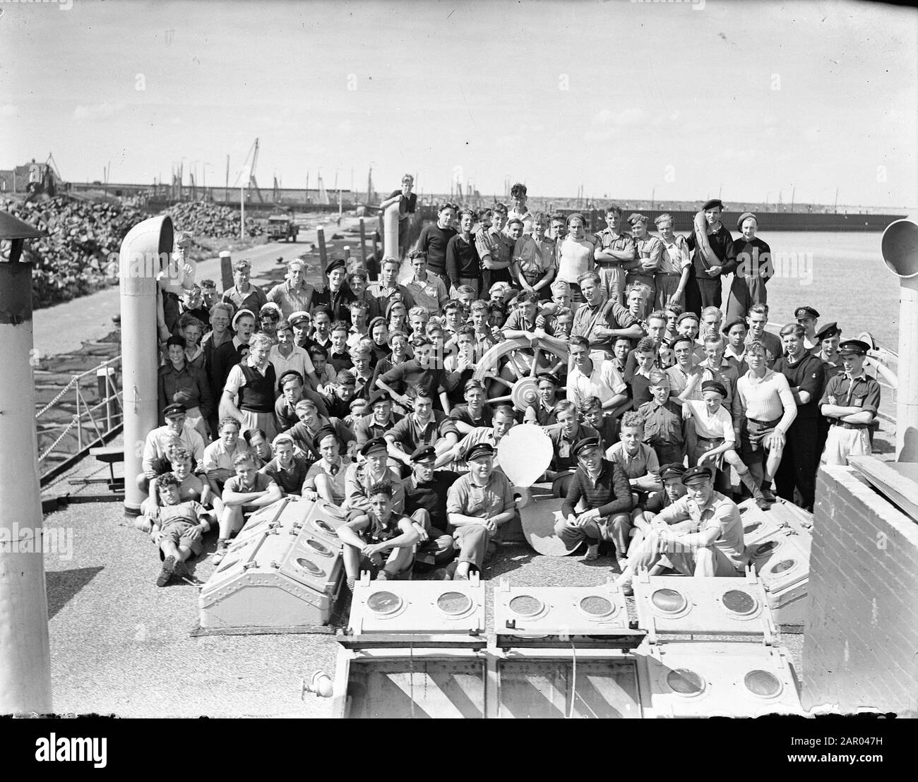 Group photo sailors hi-res stock photography and images - Alamy
