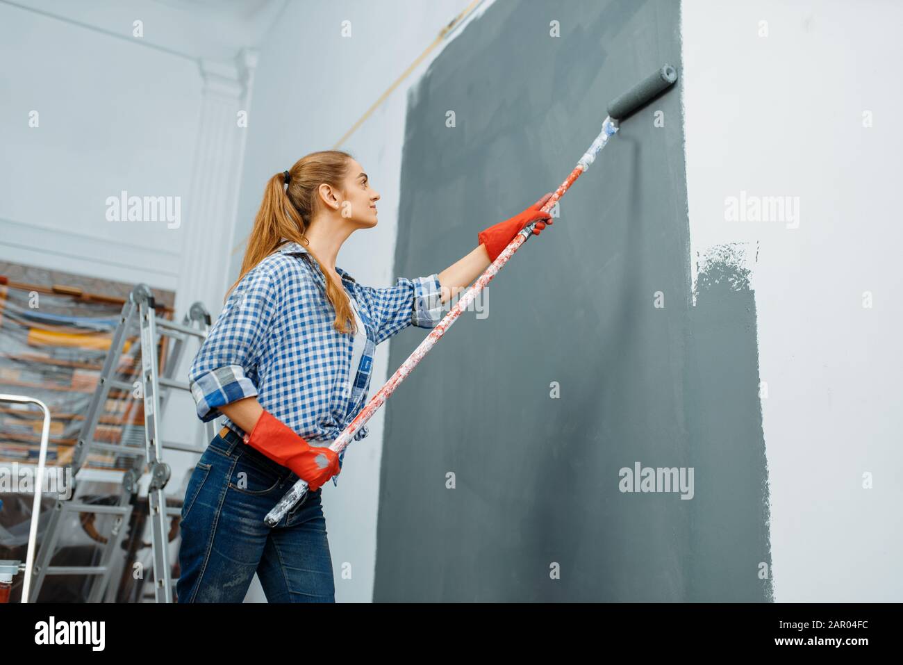 Worker roller paints wall construction hi-res stock photography and ...
