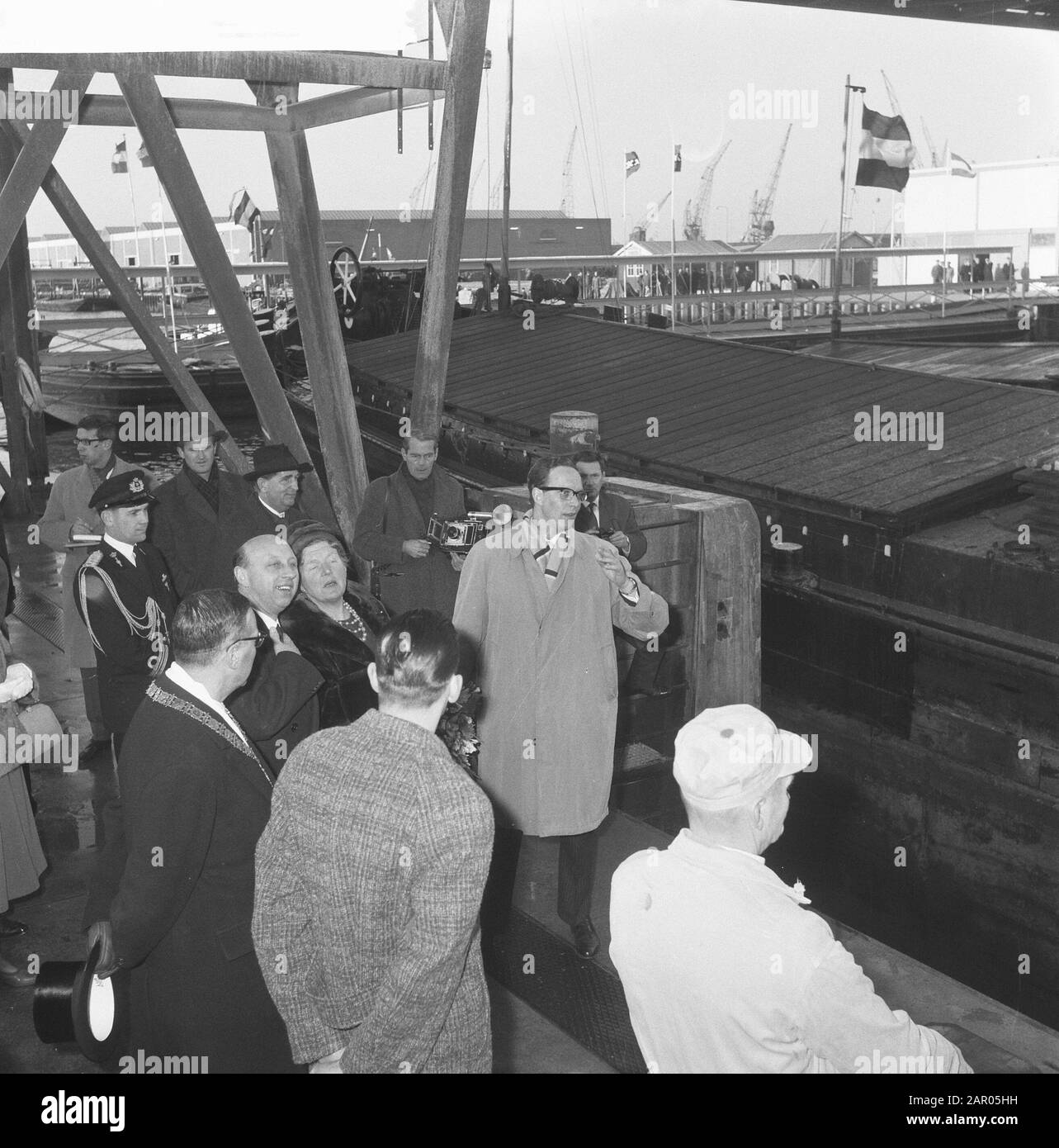 Barge handling Black and White Stock Photos & Images - Alamy