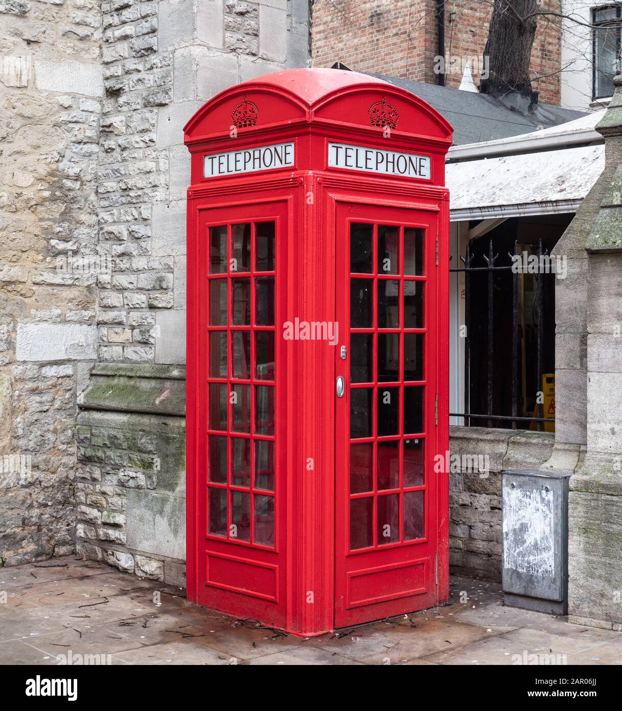 Traditional red phone box in Carfax, Oxford Stock Photo - Alamy