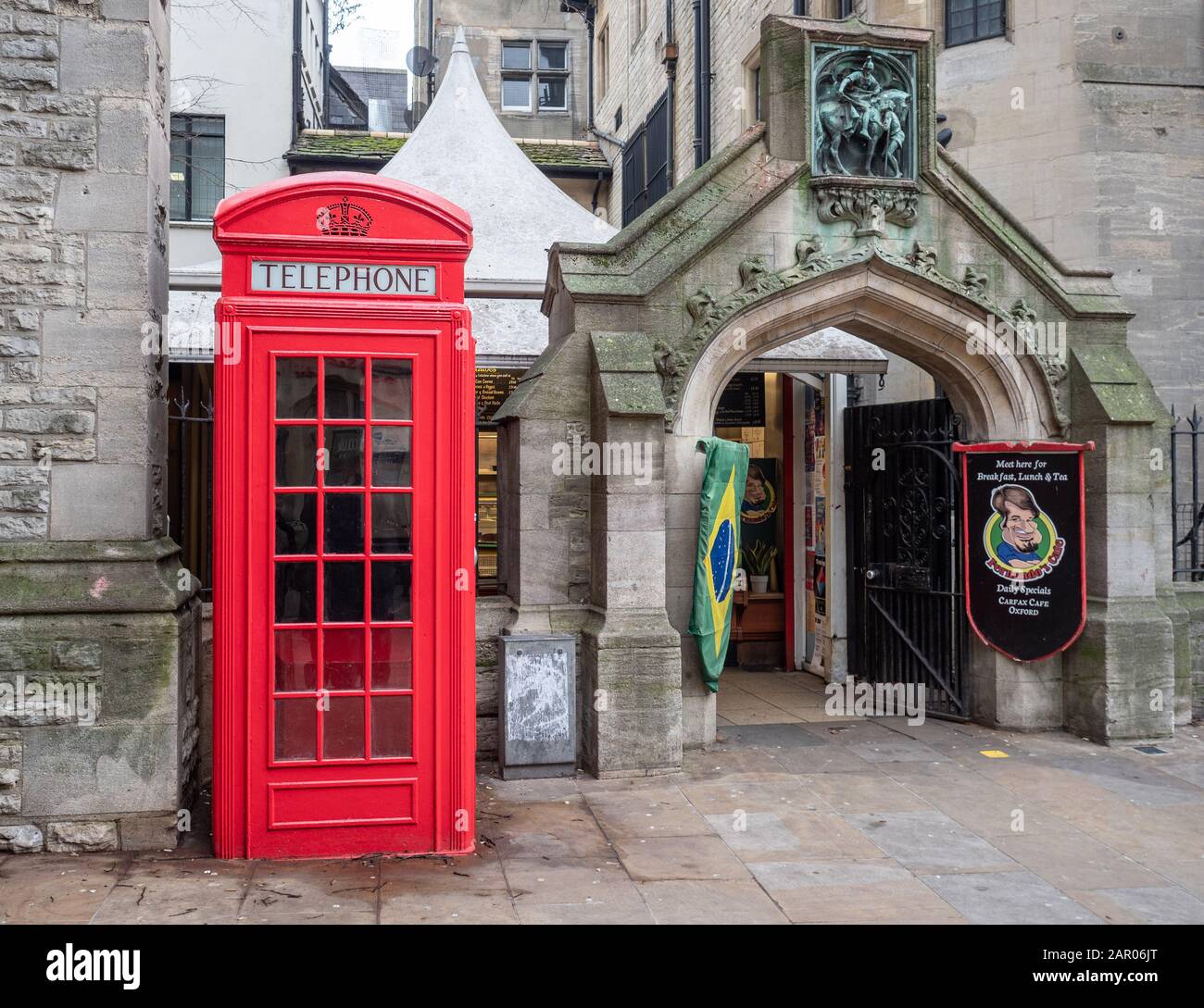 Traditional red phone box in Carfax, Oxford Stock Photo - Alamy