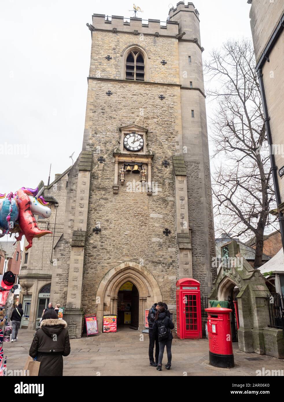 Traditional british pillar box hi-res stock photography and images - Alamy