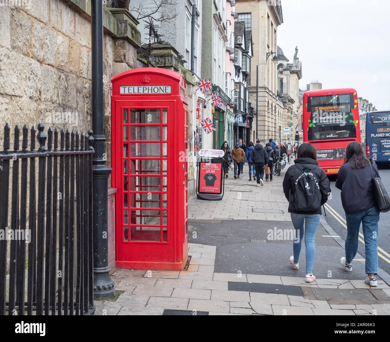 Traditional red phone box in High Street, Oxford Stock Photo - Alamy
