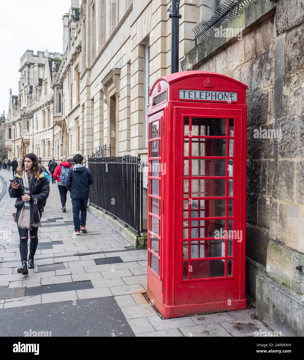 Traditional red phone box in High Street, Oxford Stock Photo - Alamy
