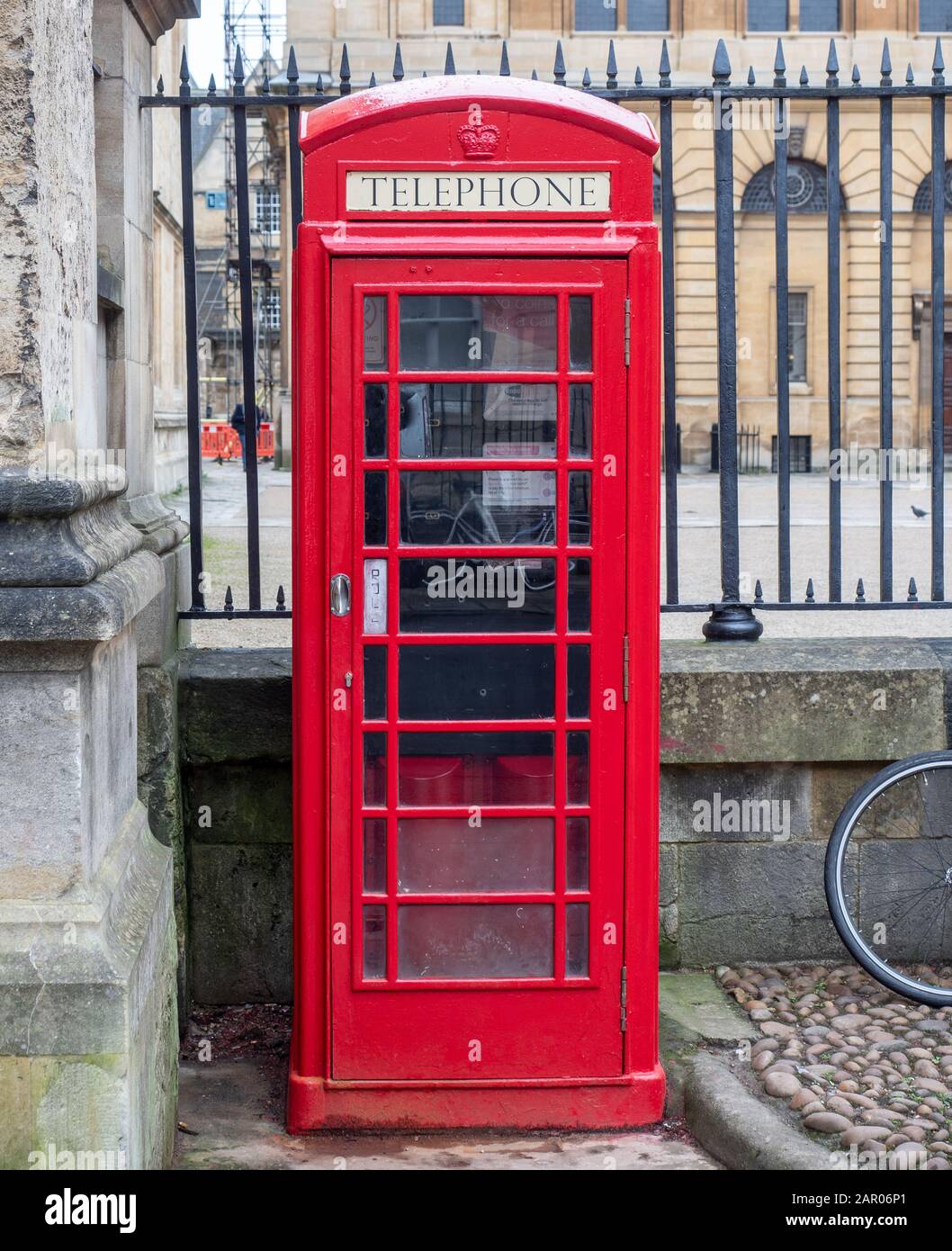 Traditional red phone box in Catte Street, Oxford Stock Photo - Alamy