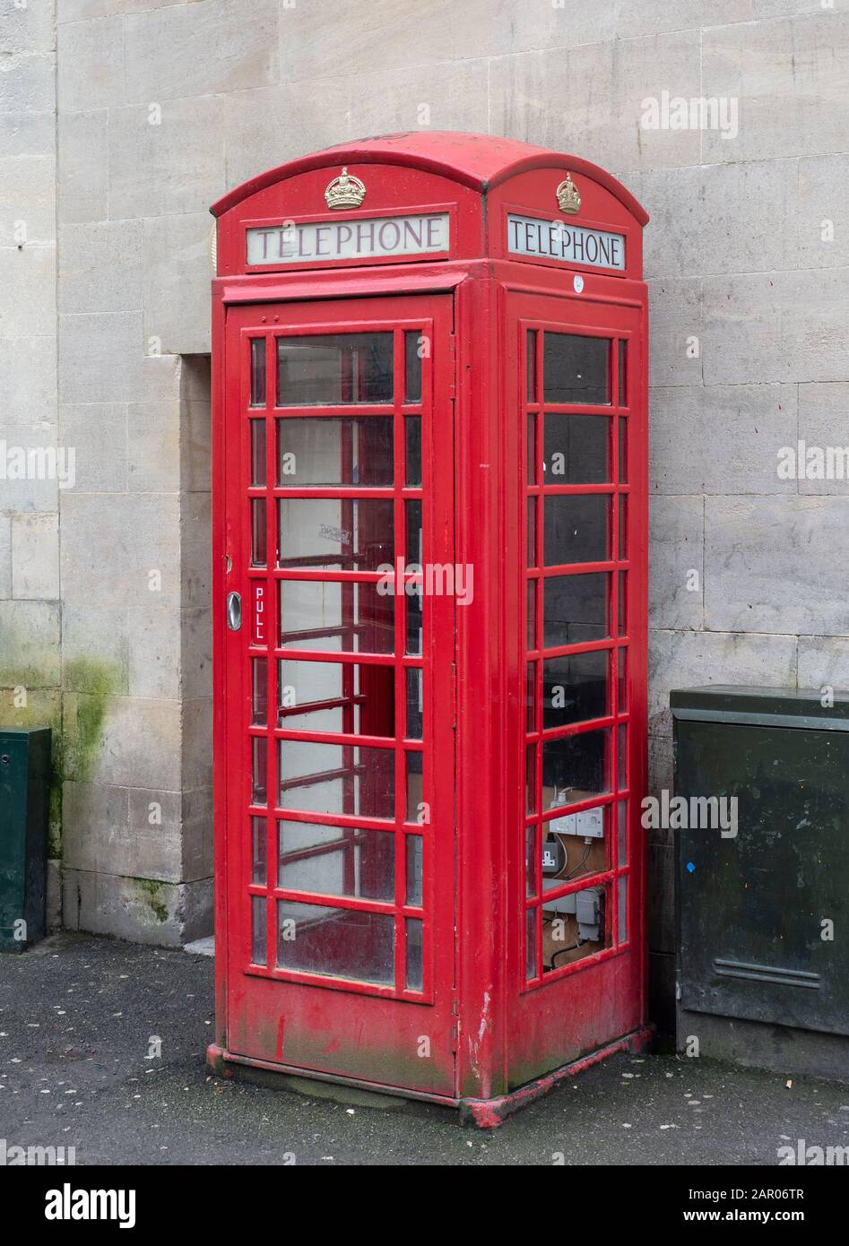 Traditional red phone box in Market Street, Oxford Stock Photo - Alamy