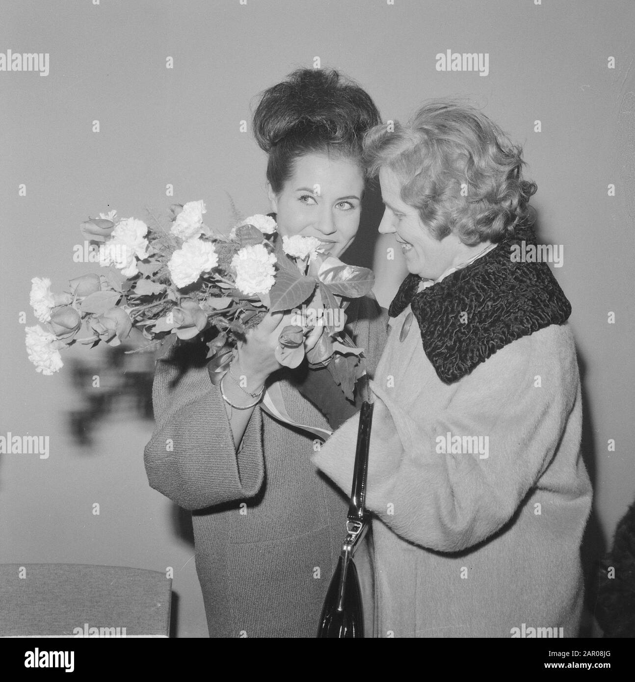 Miss World 1962 Miss World Rina Lodders back home with the price and ...