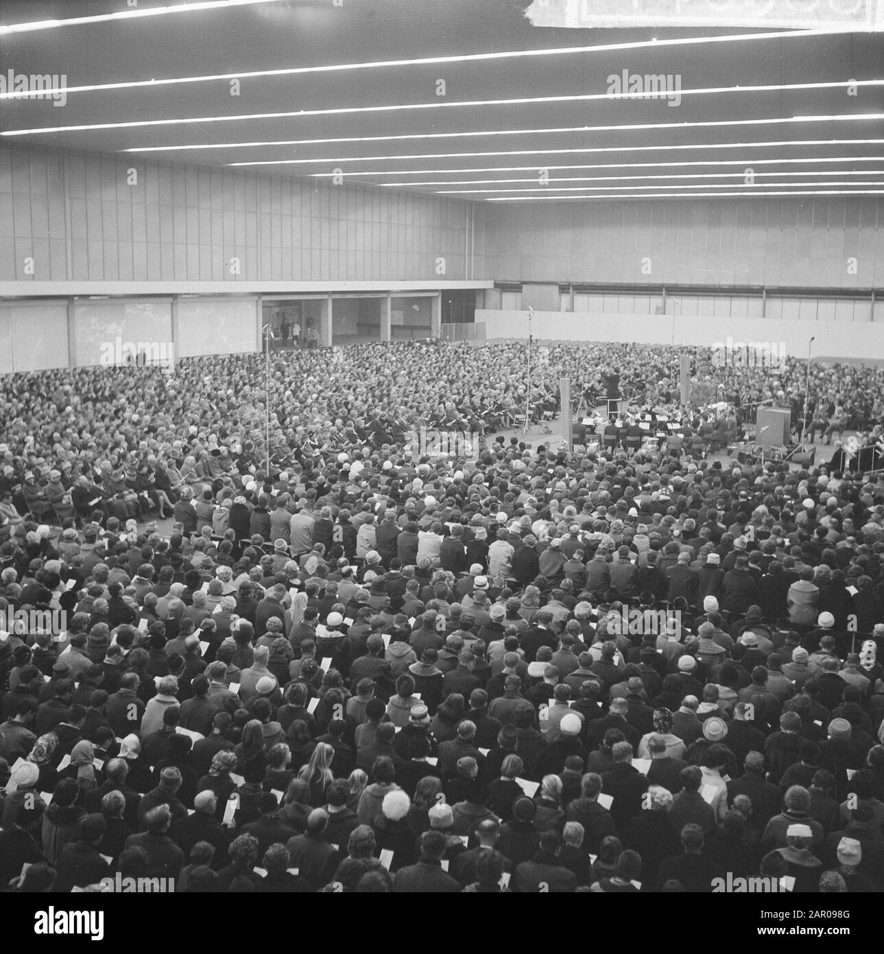 Massive Christmas singing in the RAI building Date: 21 December 1962 ...