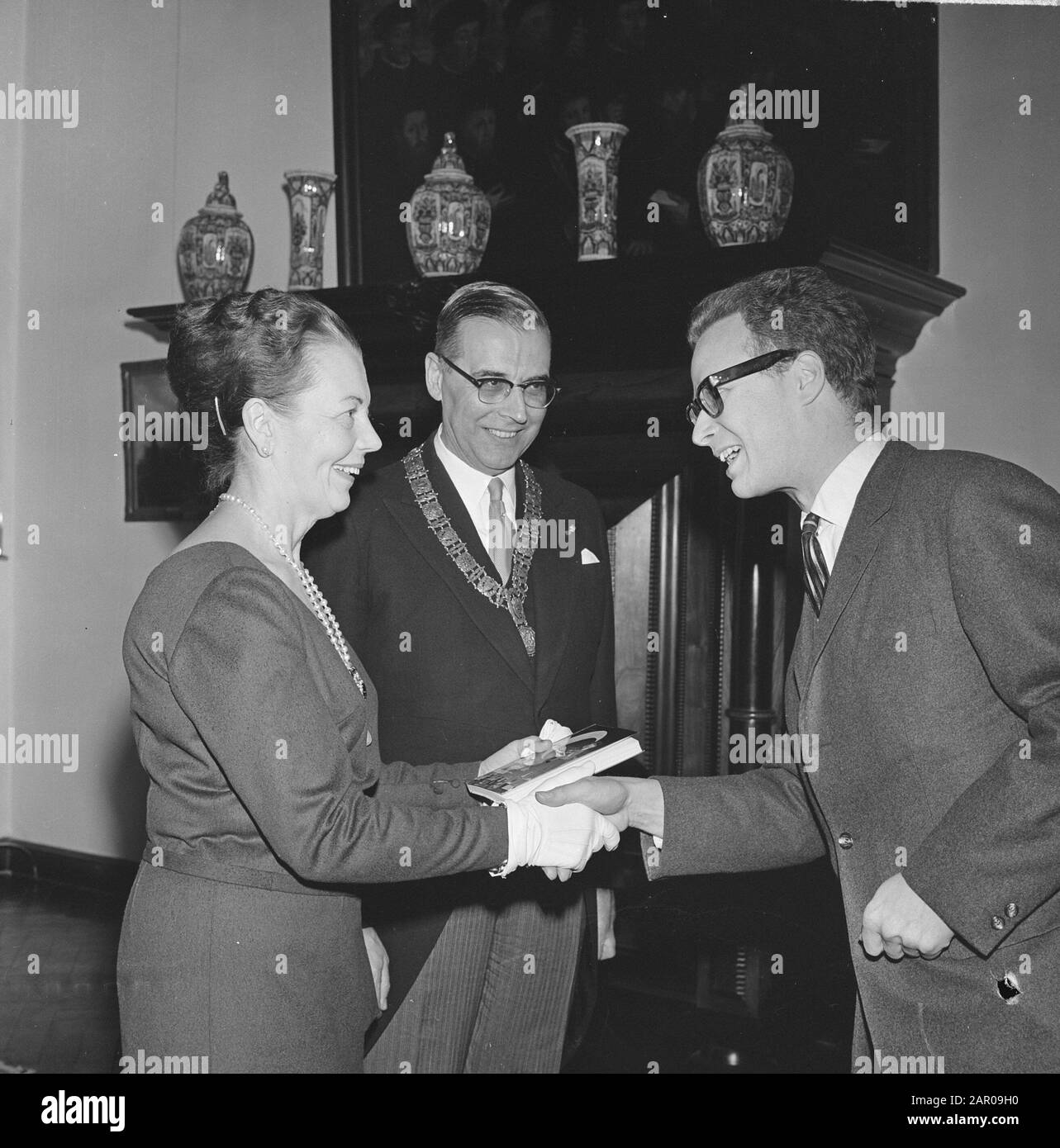 New Year's reception, Hans Frankfurter hands Mayor Van Hall a book Date ...