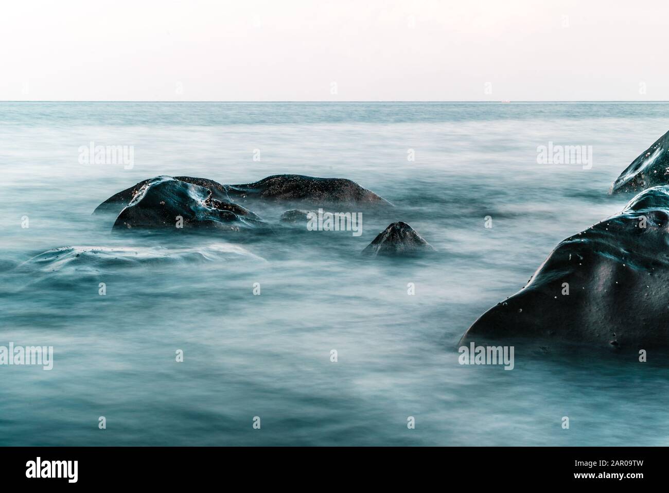 Ocean waves hitting rocks hi-res stock photography and images - Alamy
