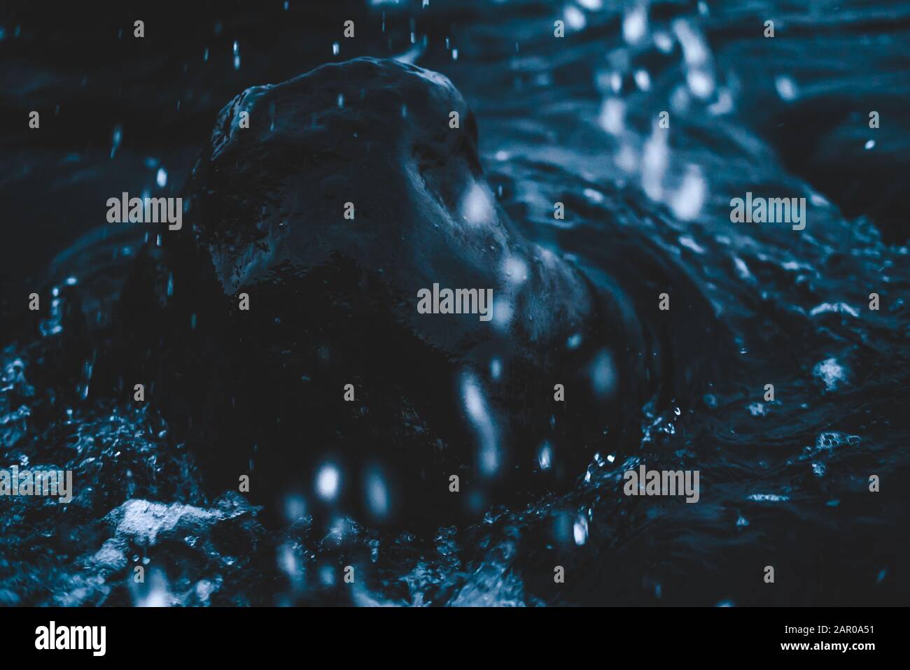 Wave hitting stone hi-res stock photography and images - Alamy