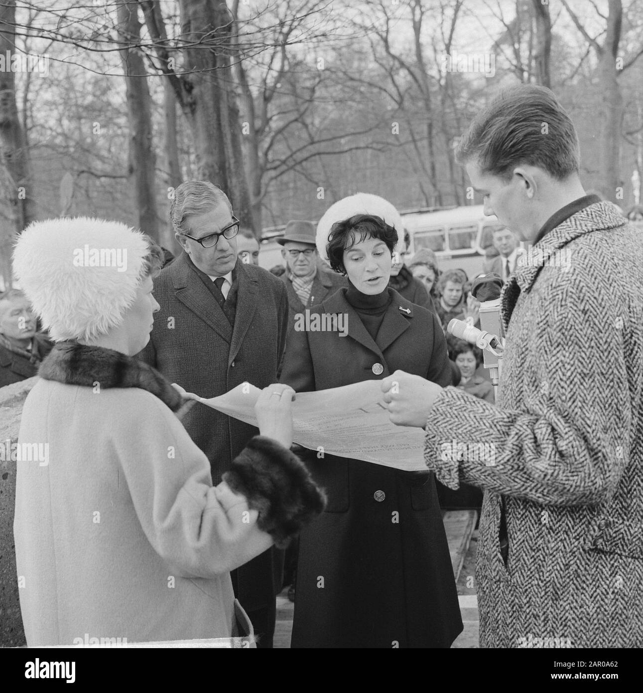 First stone for Het Dorp, the sleeve with the certificate is welded ...