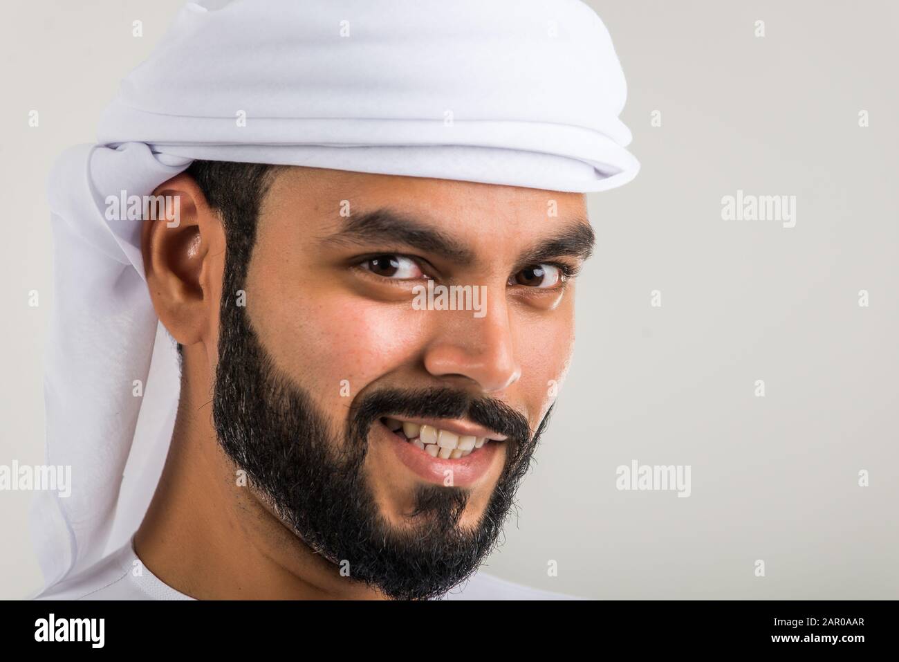 Middle eastern man with traditional emirates dresses posing in a ...