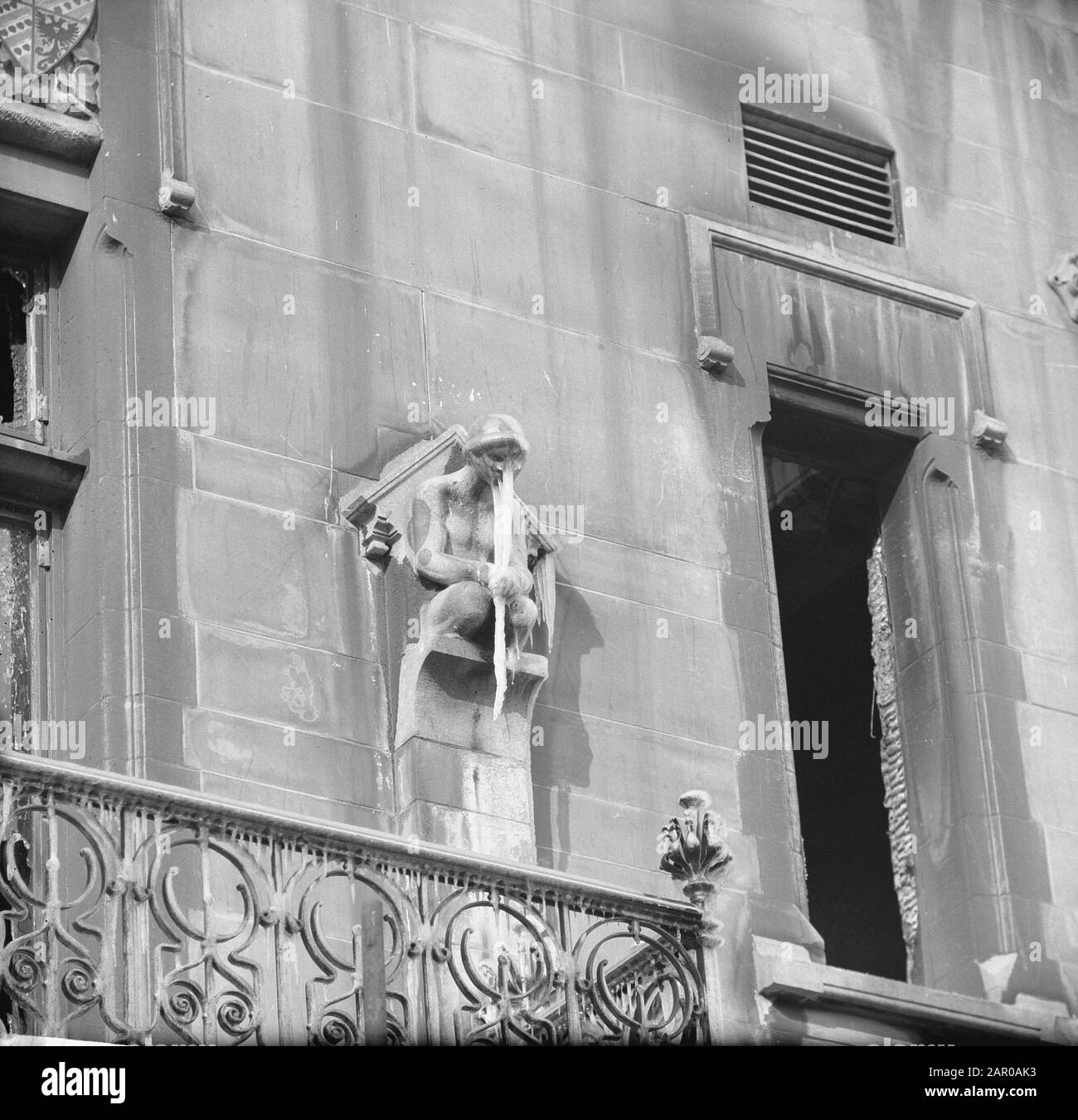 Snotneus along the facade of C and A at the Damrak Date: 21 February ...