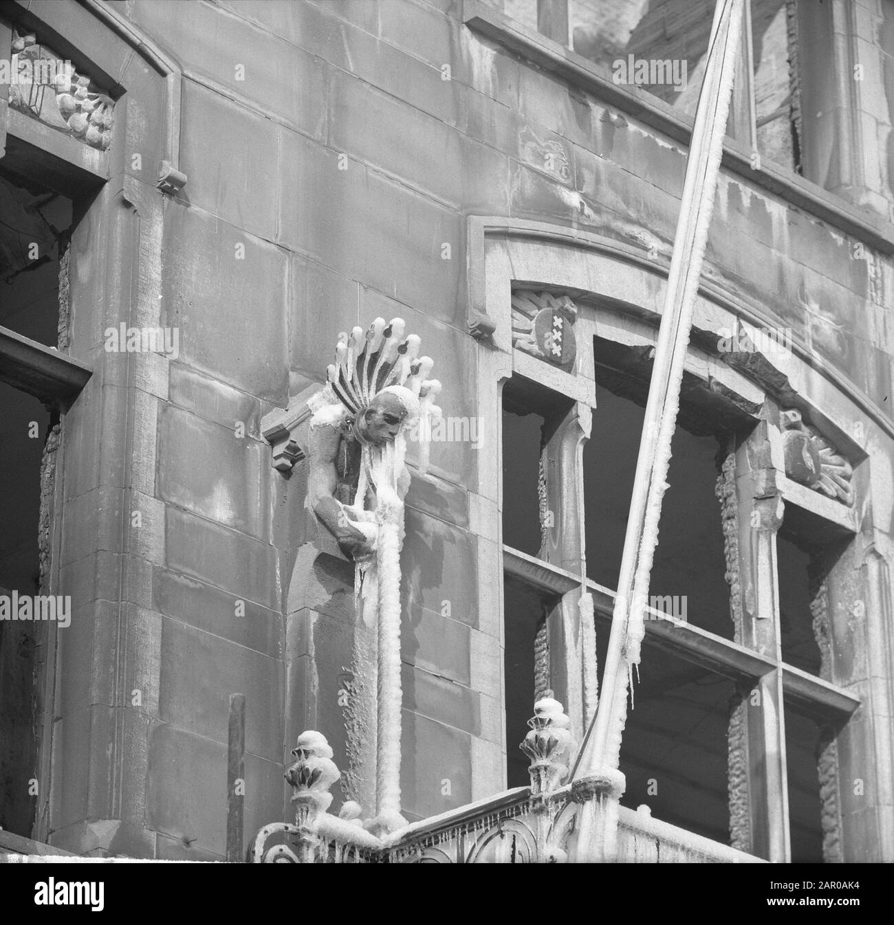 Snotneus along the facade of C and A at the Damrak Date: 21 February ...