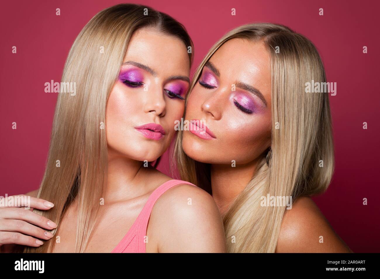 Two fashion models hi-res stock photography and images - Alamy