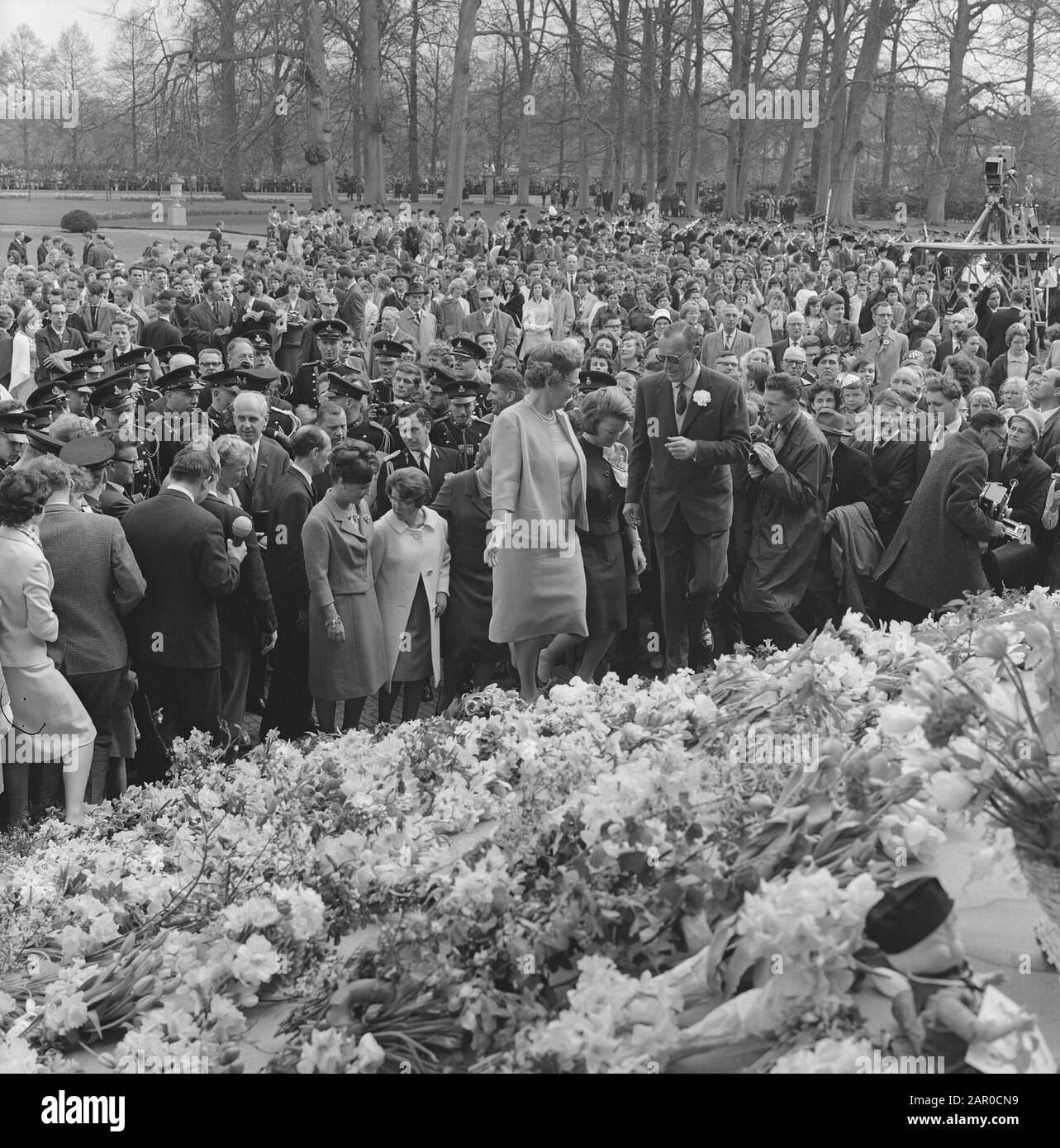 Feast op Soestdijk, peoplecrowd at Palace Soestdijk Date: 30 april 1963 ...