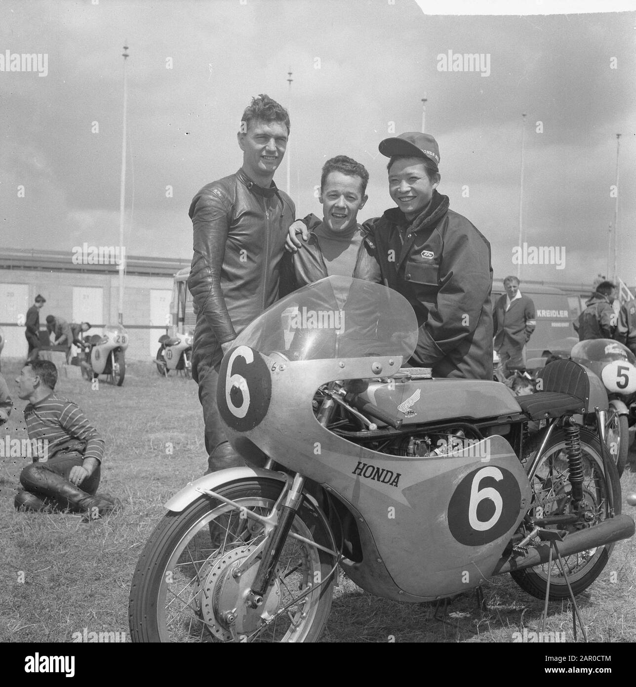 TT Assen 1963 Contenders TT in Assen. Vlnr. Jim Redman (Rhodesia), Luigi Taveri (Switzerland ...