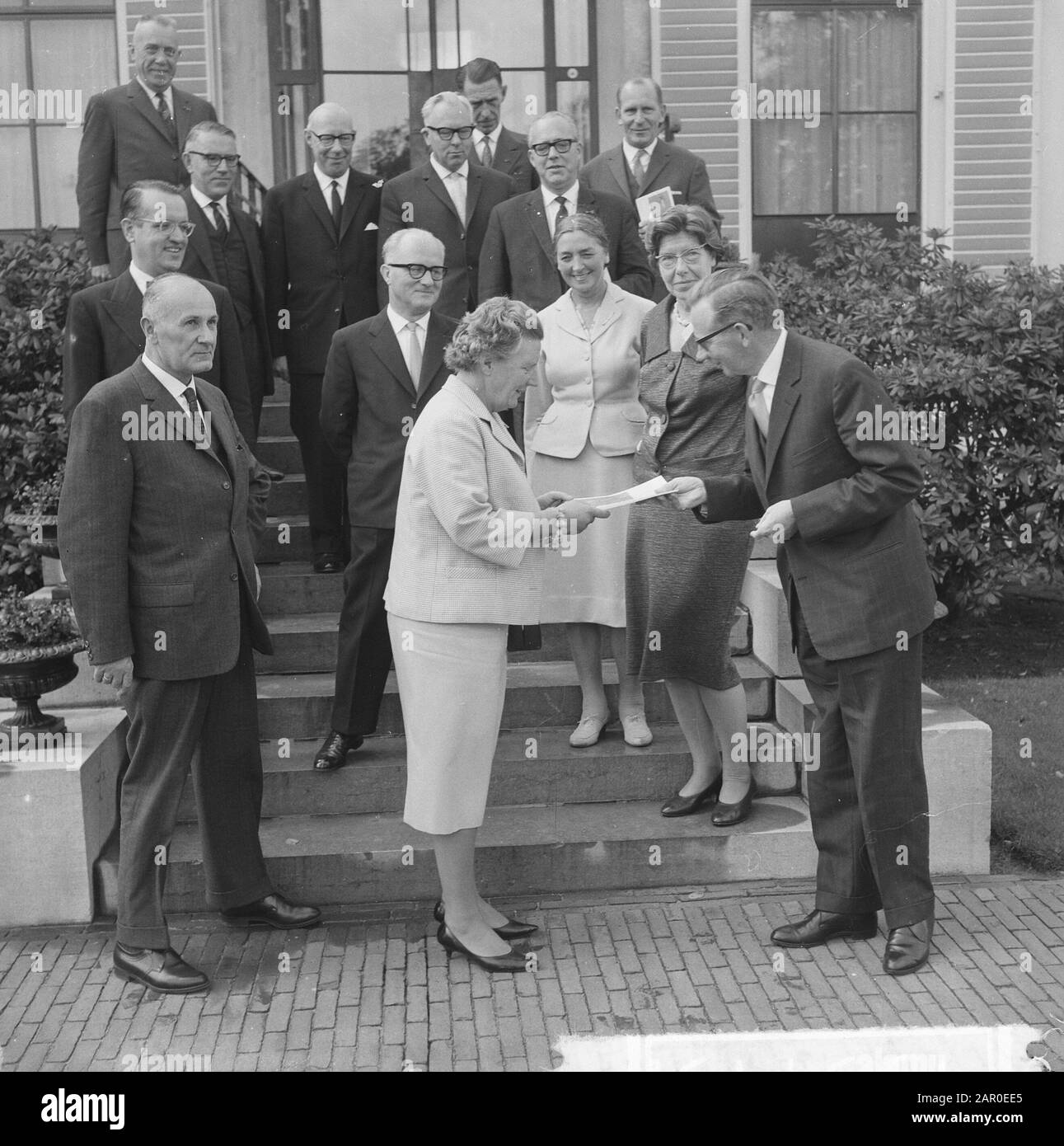 Majesty received board hi-res stock photography and images - Alamy