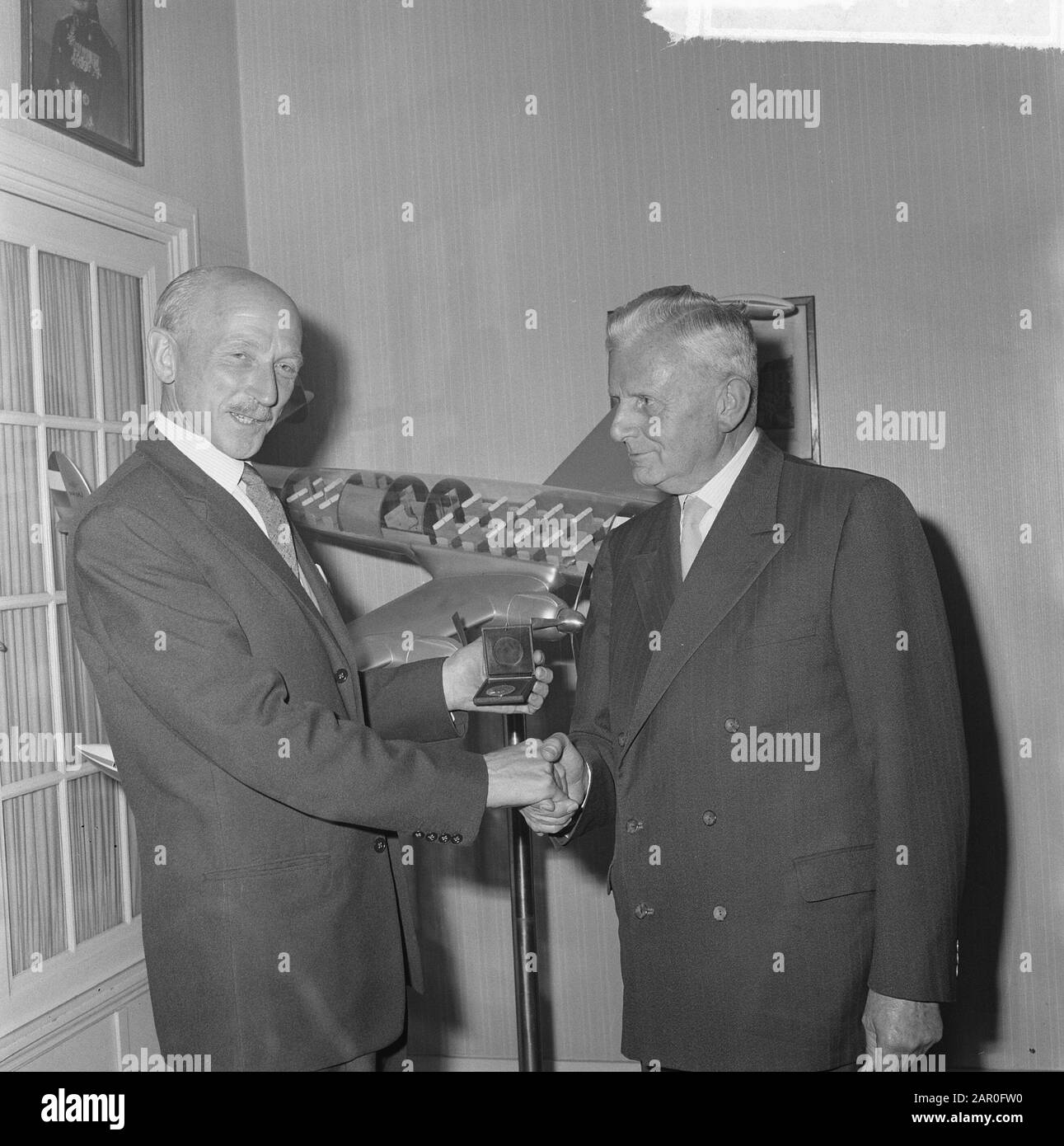 Aviation journalism prize presentation hi-res stock photography and ...