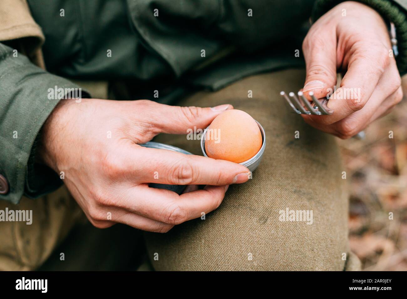 Ww2 soldier eating hi-res stock photography and images - Alamy