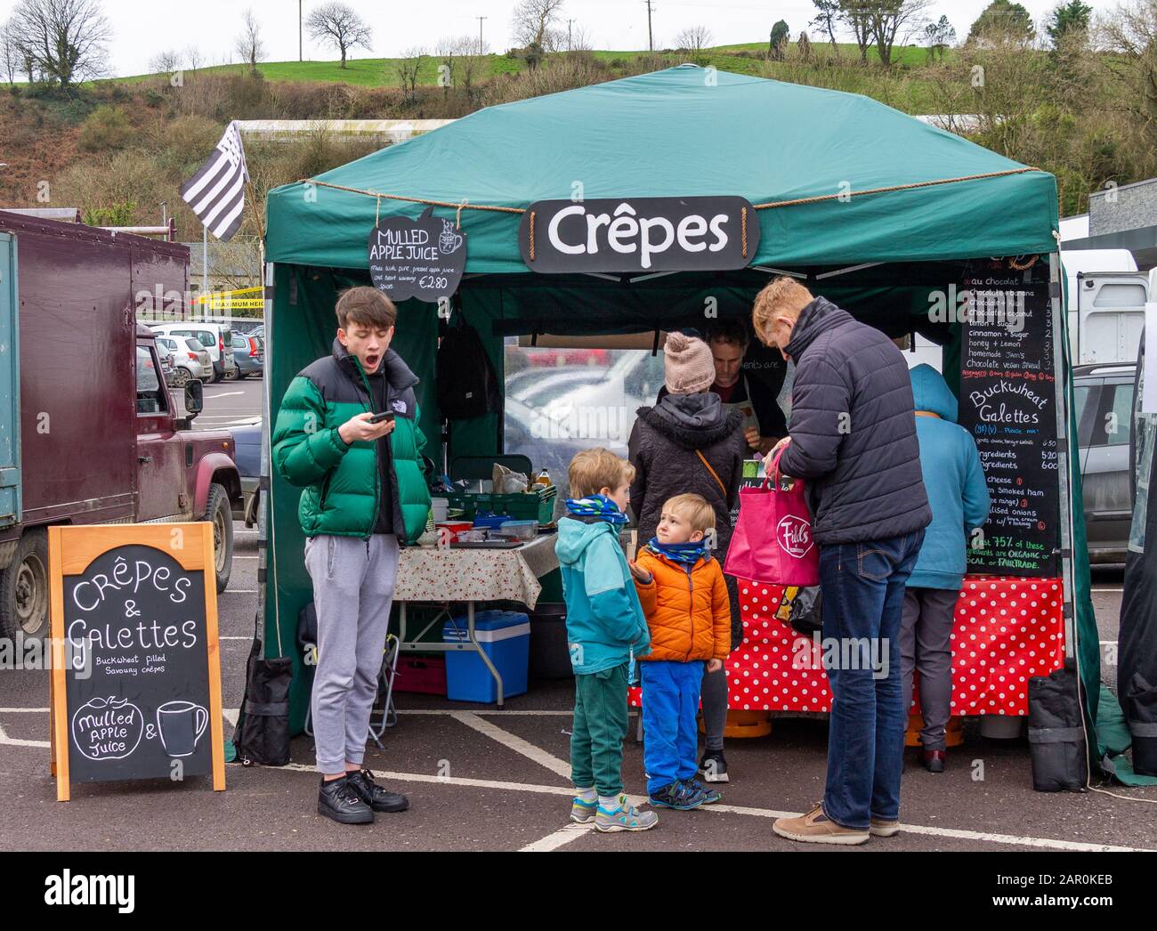 Man eating at a food stall hi-res stock photography and images - Alamy