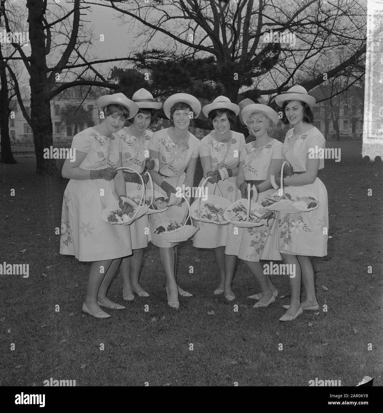 In Haarlem the new costumes of Haarlem flower girls shown, the flower ...