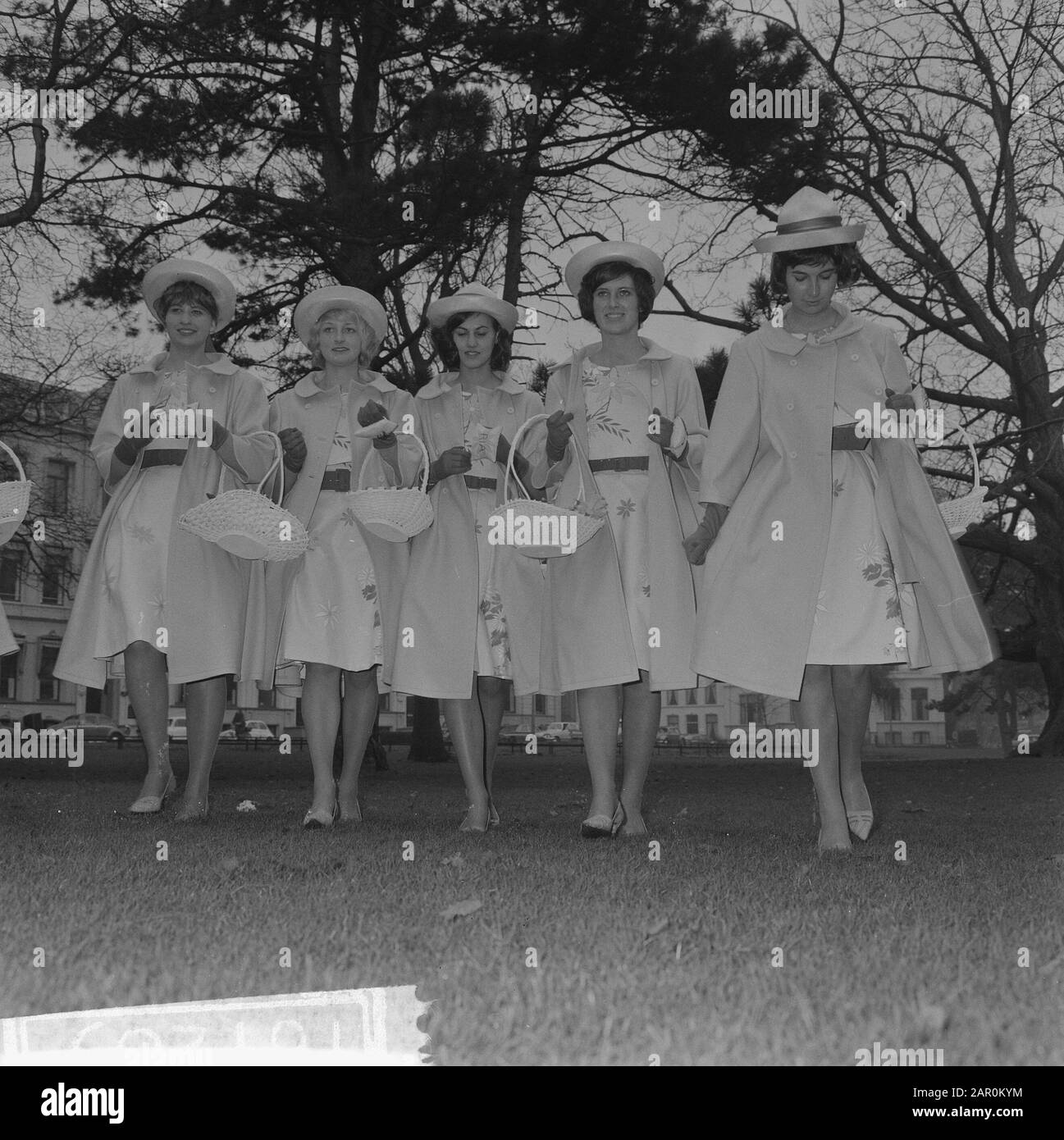 In Haarlem the new costumes of Haarlem flower girls shown, the flower ...
