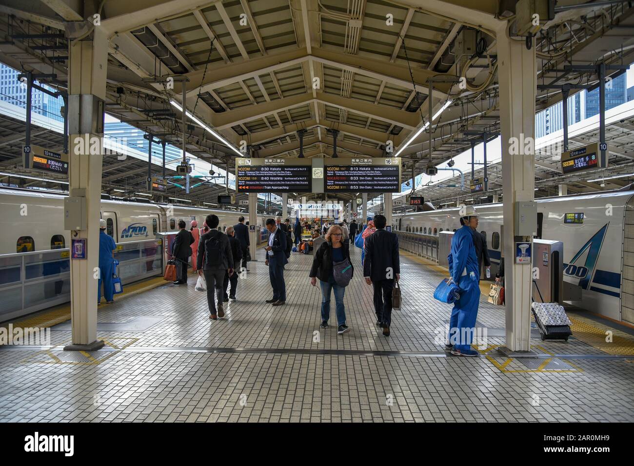 Tokyo subway crowd hi-res stock photography and images - Alamy