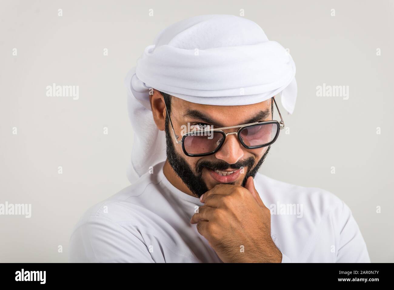 Middle eastern man with traditional emirates dresses posing in a ...