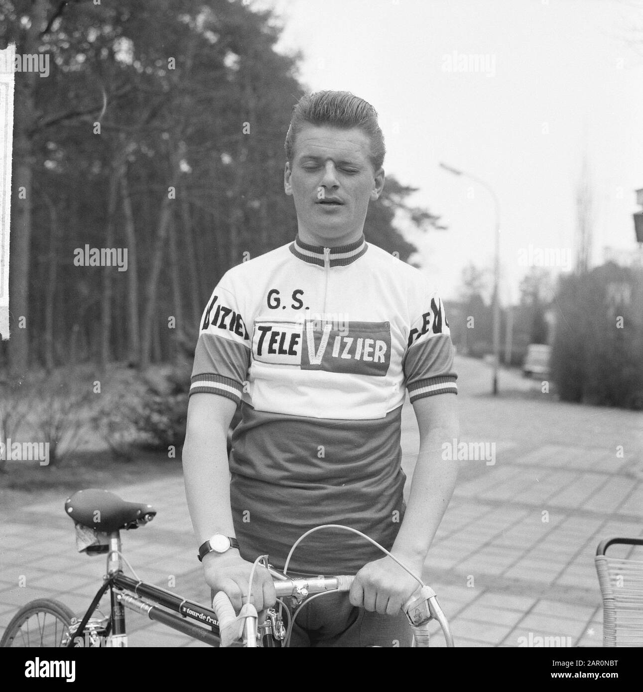 Dutch cycling team presented at Tour de France 1964, Jo de Haan with ...