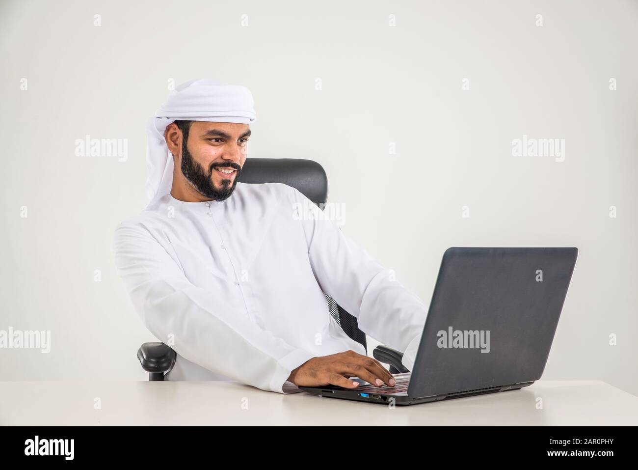 Middle eastern man with traditional emirates dresses posing in a ...