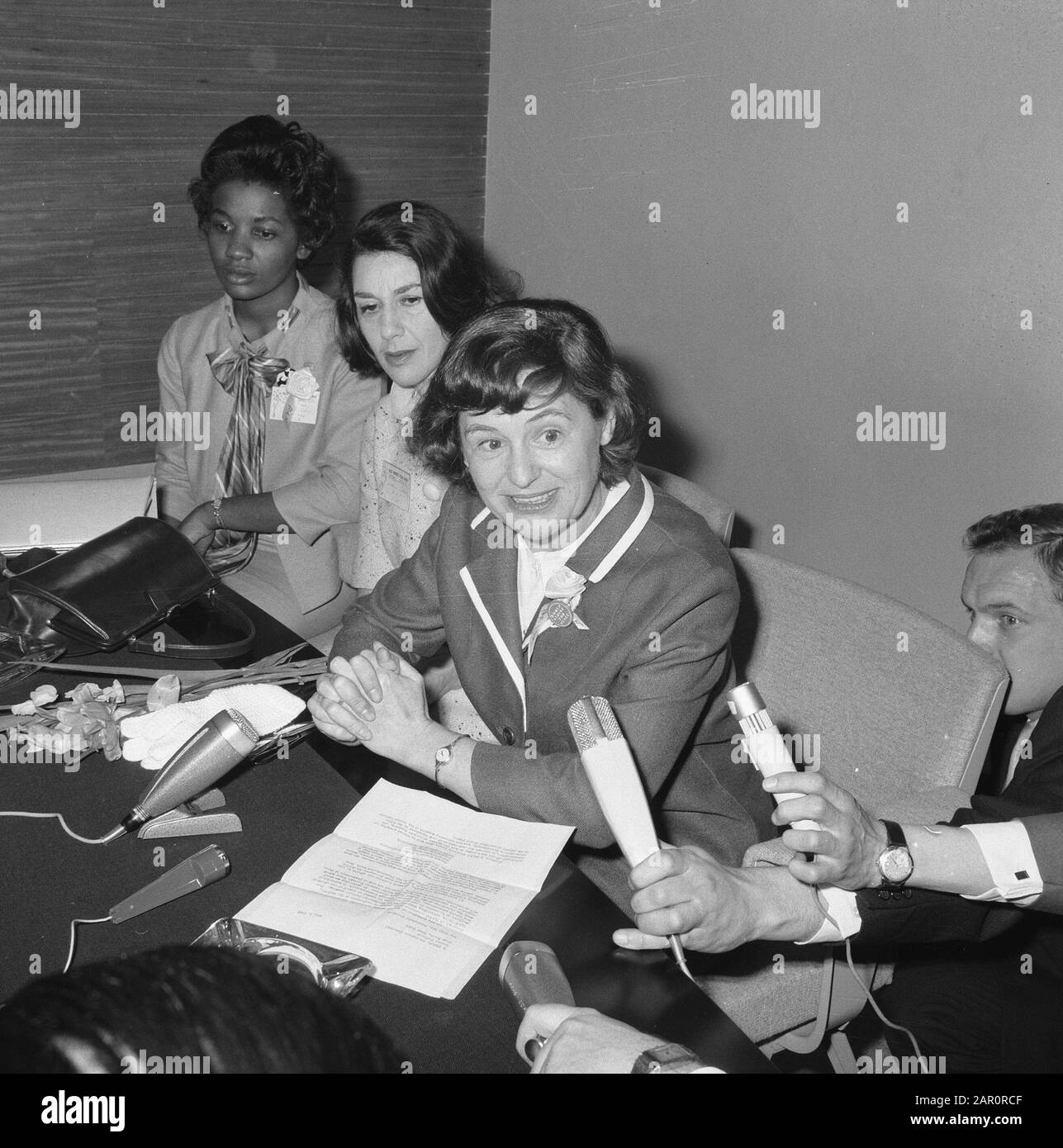 Peace sign america Black and White Stock Photos & Images - Alamy