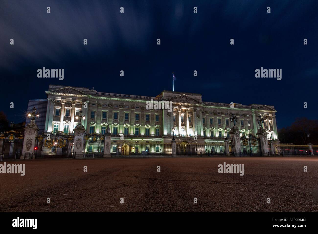Buckingham palace exterior hi-res stock photography and images - Alamy