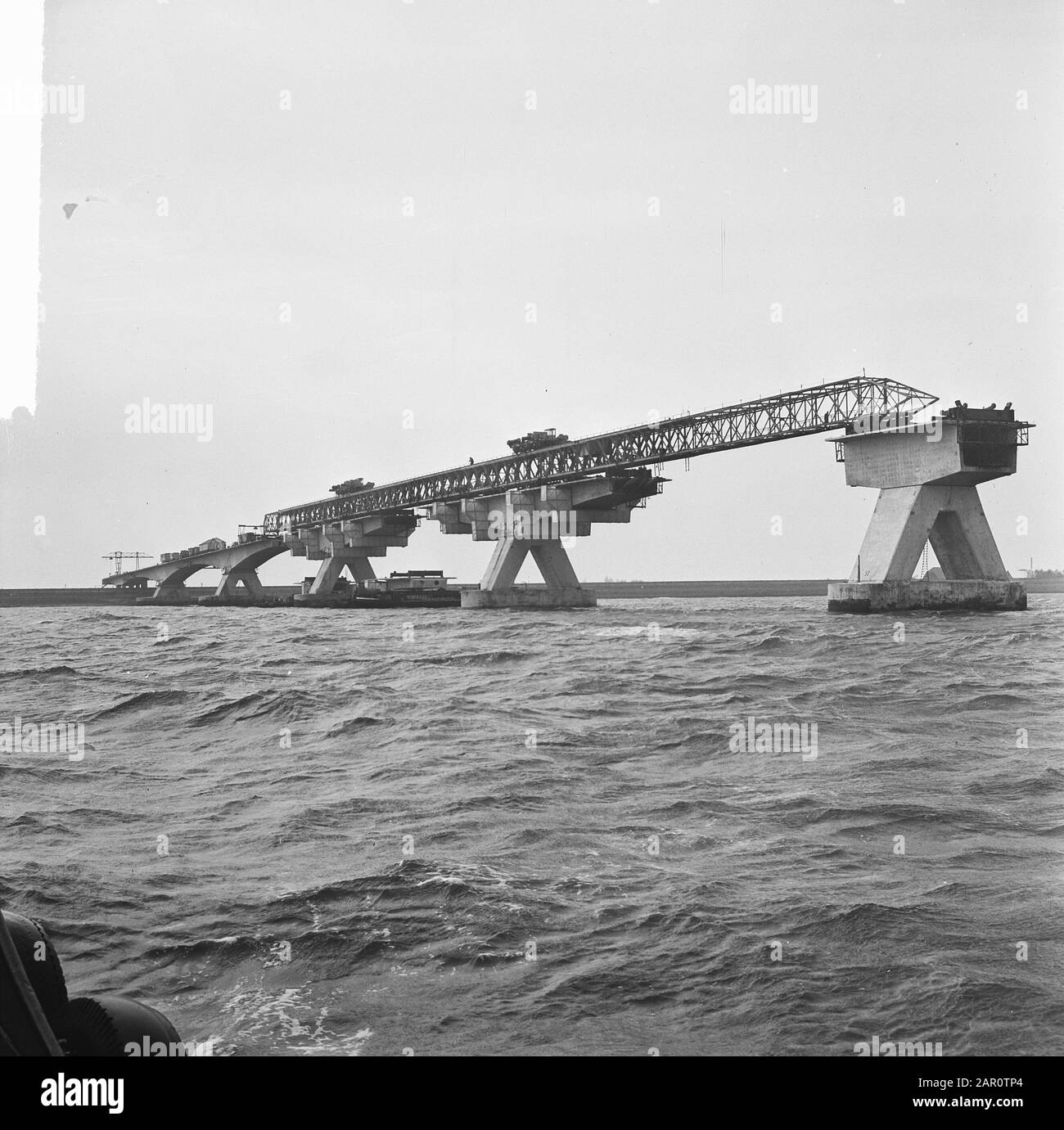 Bridgebuilding hi-res stock photography and images - Alamy