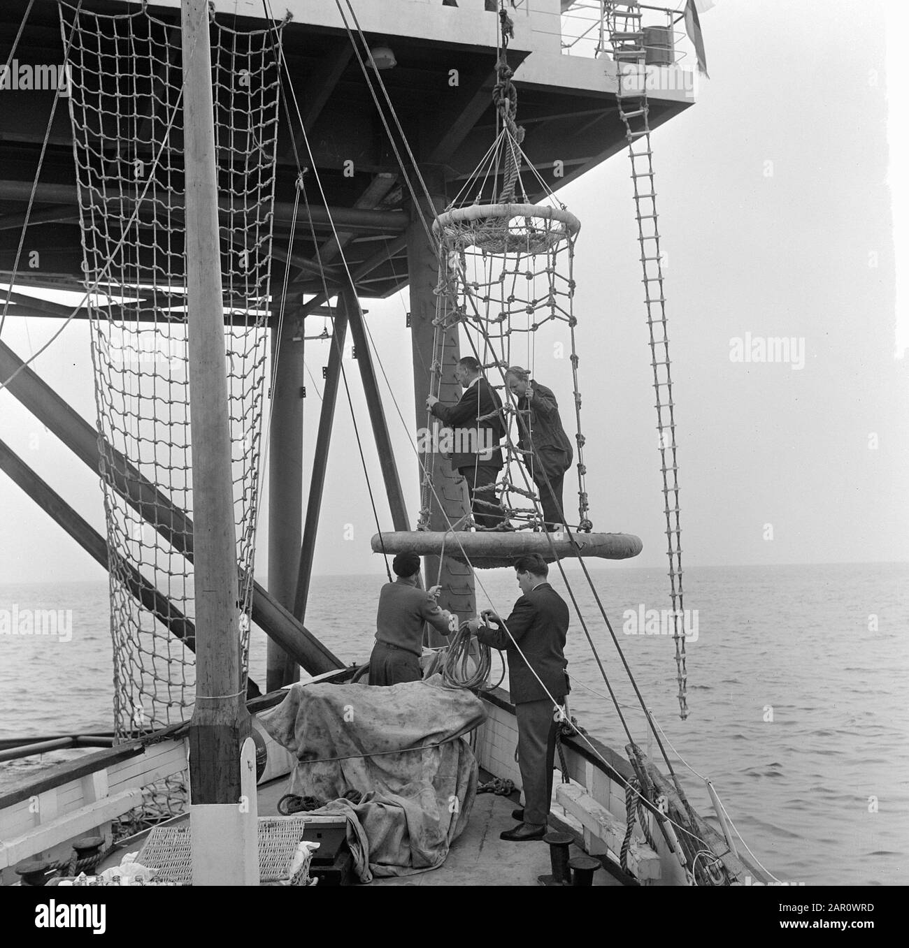 The REM island in the North Sea, the crew-basket Date: August 6, 1964 ...