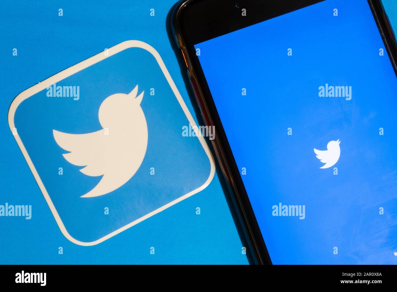 Twitter logo app icon hi-res stock photography and images - Alamy