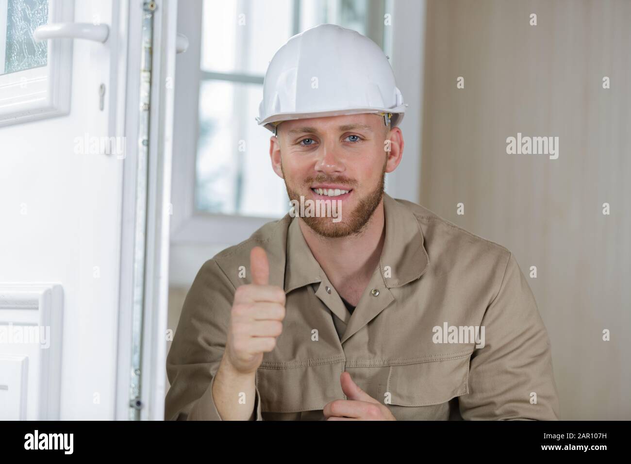 Good looking builder hi-res stock photography and images - Alamy