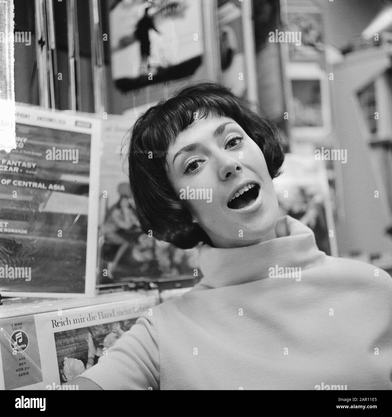 Joan haanappel contract signed hi-res stock photography and images - Alamy