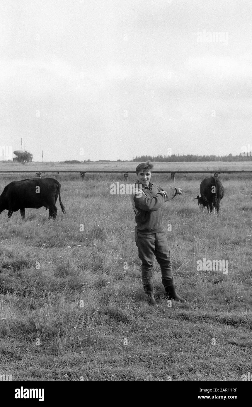 Army soldier stands on Black and White Stock Photos & Images - Alamy