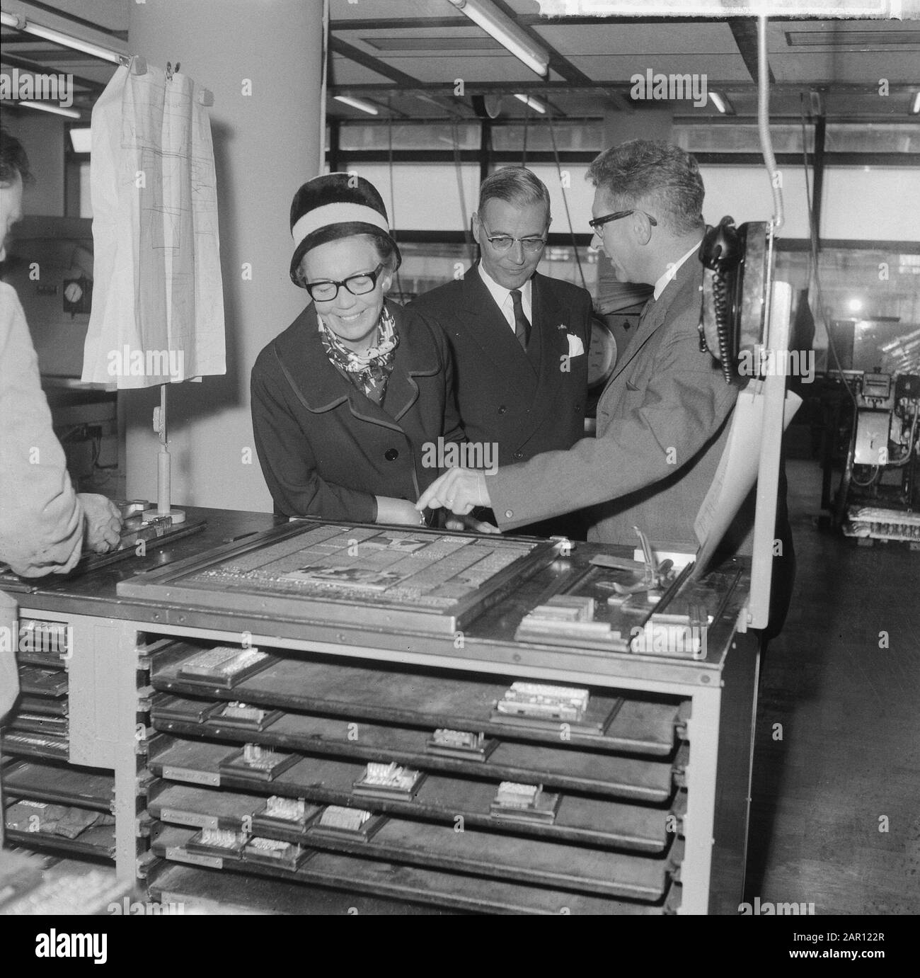 New building of Het Parool opened, middle mayor Van Hall left wife and ...