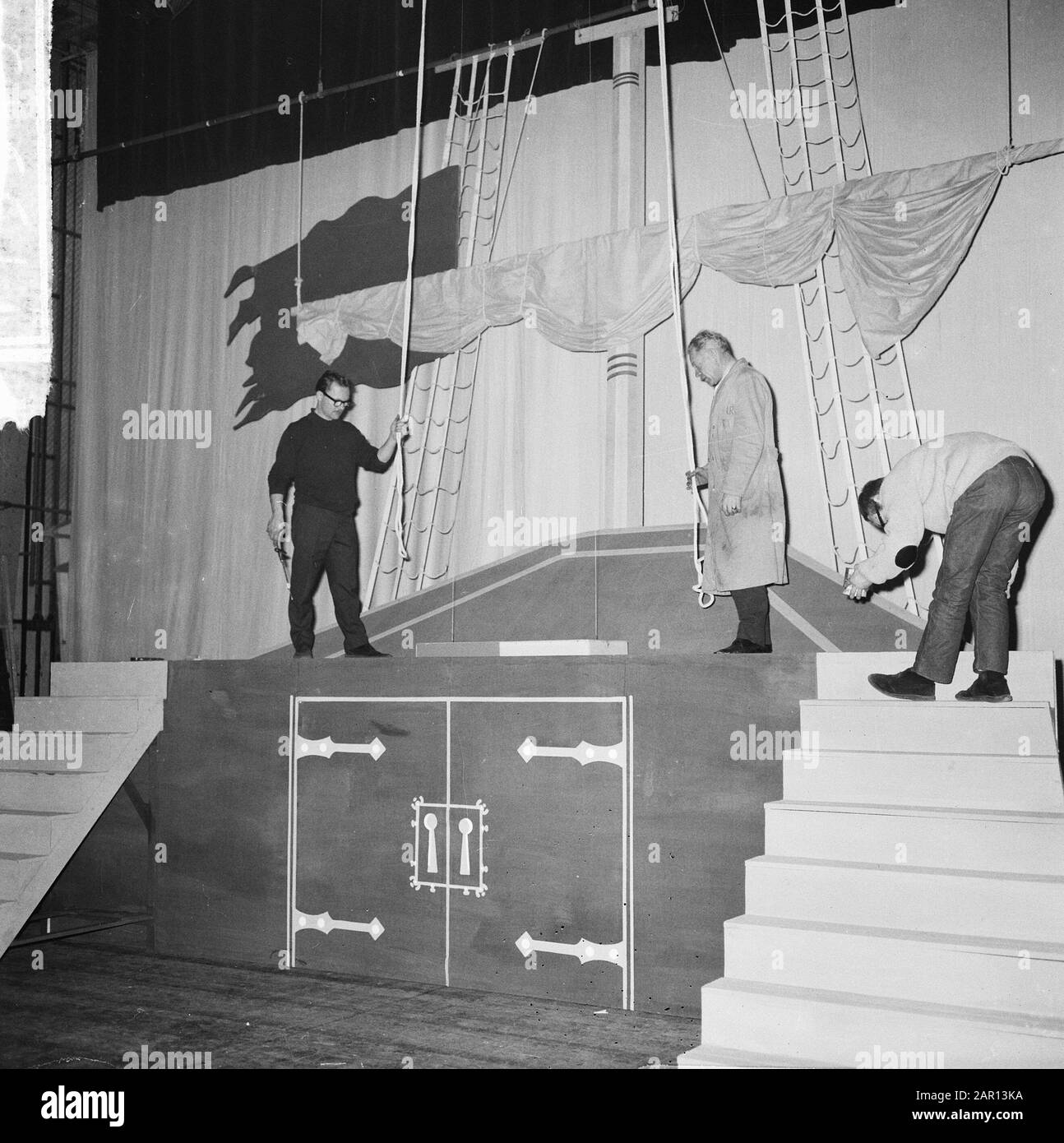 New decors for Snip and Snap revue, depicting the sailing ship Date: 20 ...