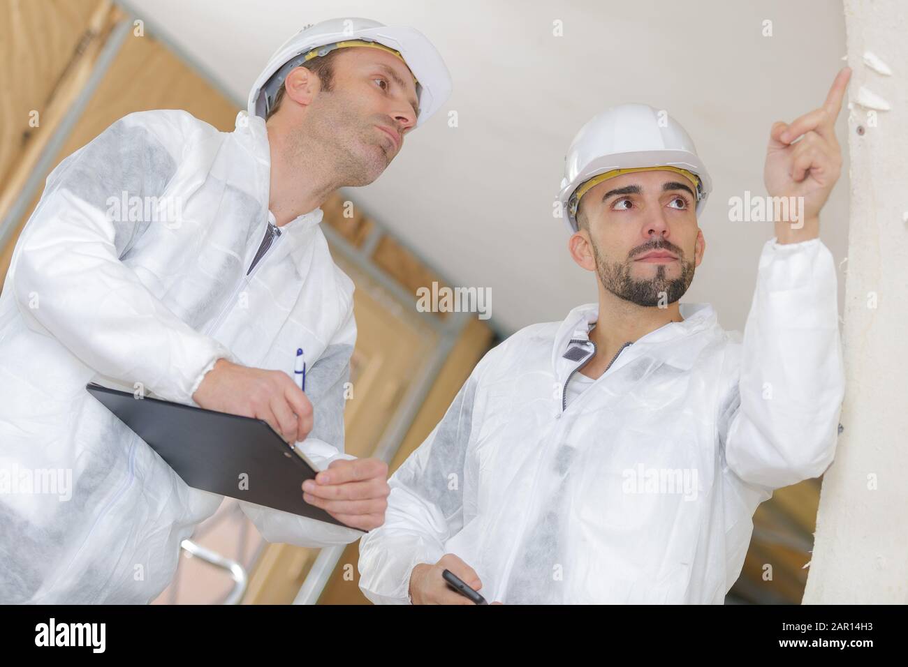 builders looking at hand drawn plan Stock Photo - Alamy